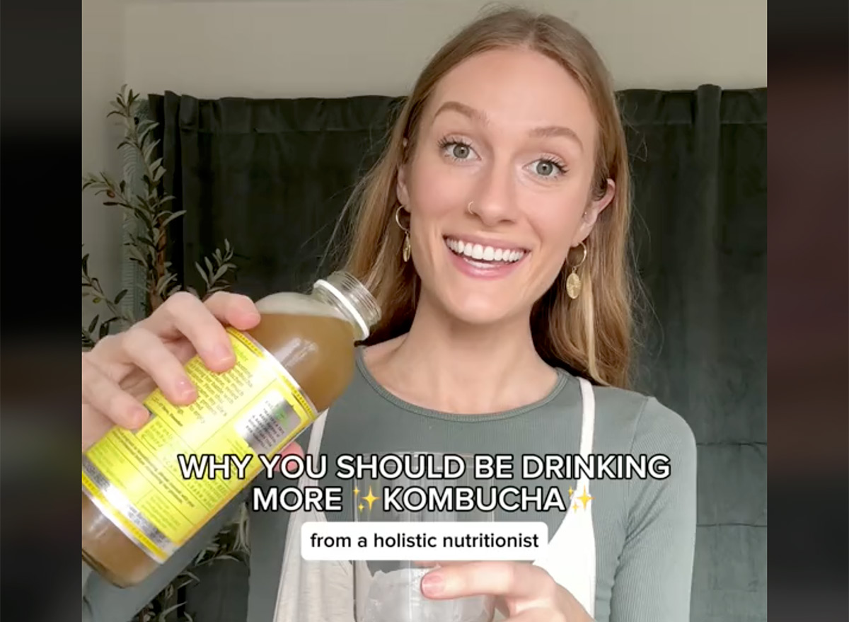 8 Benefits of Drinking Kombucha | According to Nutritionist